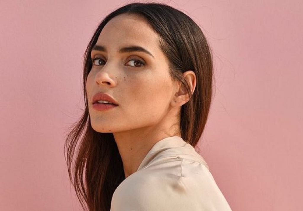 Adria Arjona, hija de Ricardo Arjona, desbordó sensual al posar en mini ...