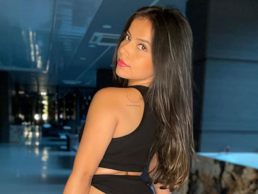 Aida Cortés dejó poco a la imaginación con sensuales fotos desde la ducha