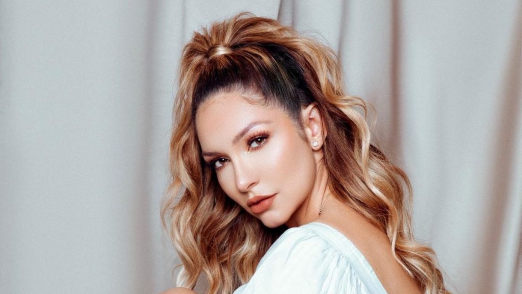 Kimberly Reyes despierta pasiones con sensuales estiramientos en ...