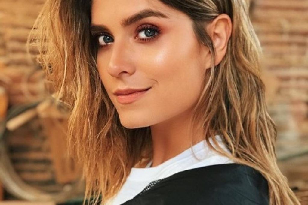 Laura Tobón posó para la portada de una revista presumiendo su ...