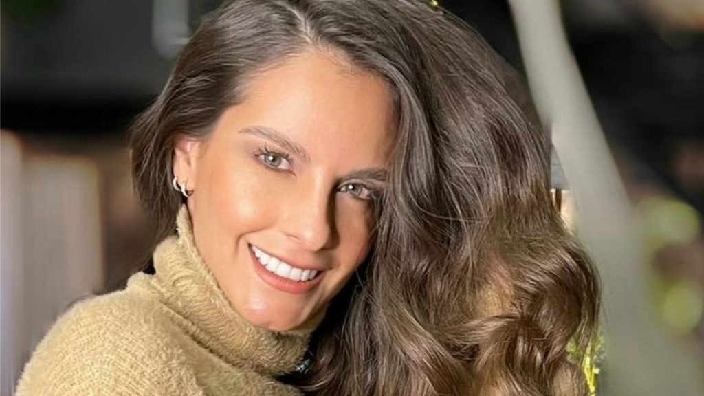 ¡Diosa! Laura Acuña sorprendió al posar en diminuto bikini