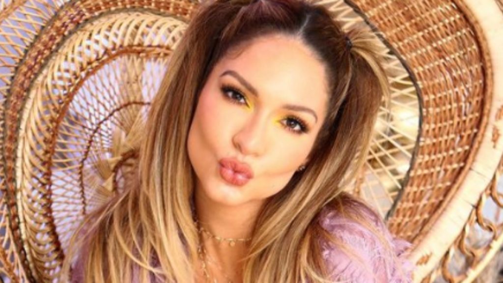 Kimberly Reyes dio los buenos días con sensual foto debajo de las sábanas