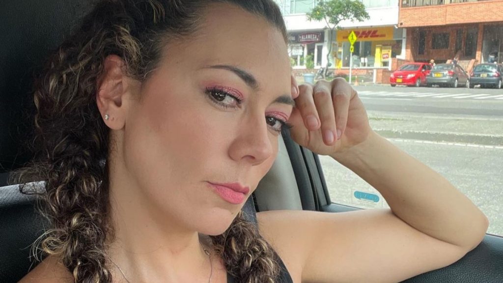 Andrea Guzmán encanta con sensual baile y sus extravagantes rizos