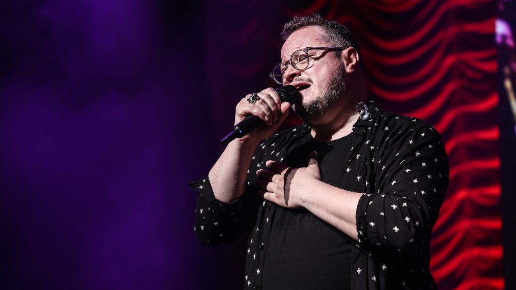 Leonel García presenta su nuevo y emotivo EP ‘Happy/Sad’
