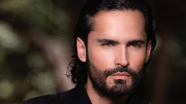 Fabían Ríos sin camisa