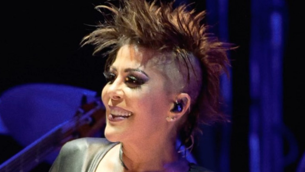 Alejandra Gúzman es tocada por una fanática