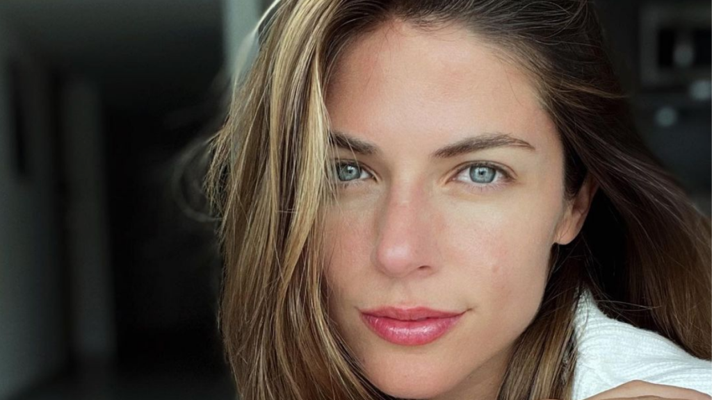 Stephanie Cayo bailando al ritmo de la salsa