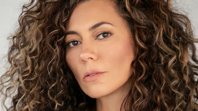 Andrea Guzmán por poco muestra de más mientras bailaba en corta blusa