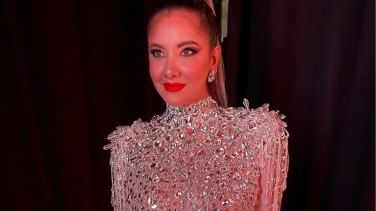 "Eres luz": le dicen a Daniela Álvarez por radiante look en bautizo