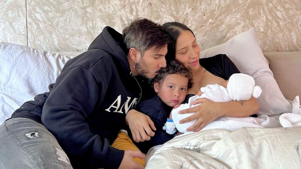 Video: Luisa Fernanda W y Pipe Bueno presentan a su bebé Domenic