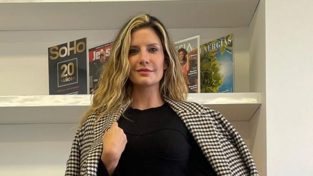 Mabel Moreno posó en bikini, pero sus pies se robaron la atención