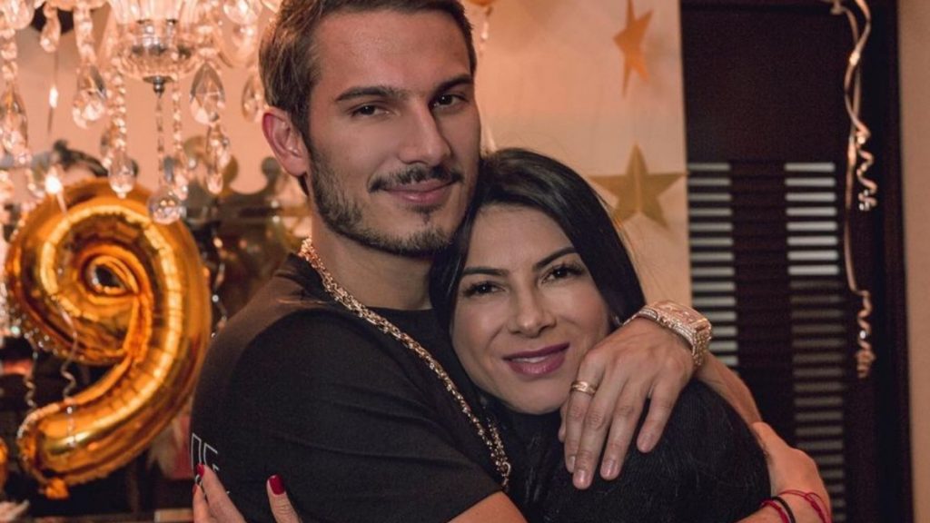 Pipe Bueno besó en la boca a su mamá