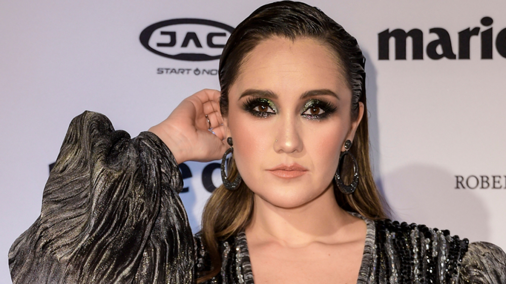 Dulce María posó en solo camisa y le llovieron los elogios