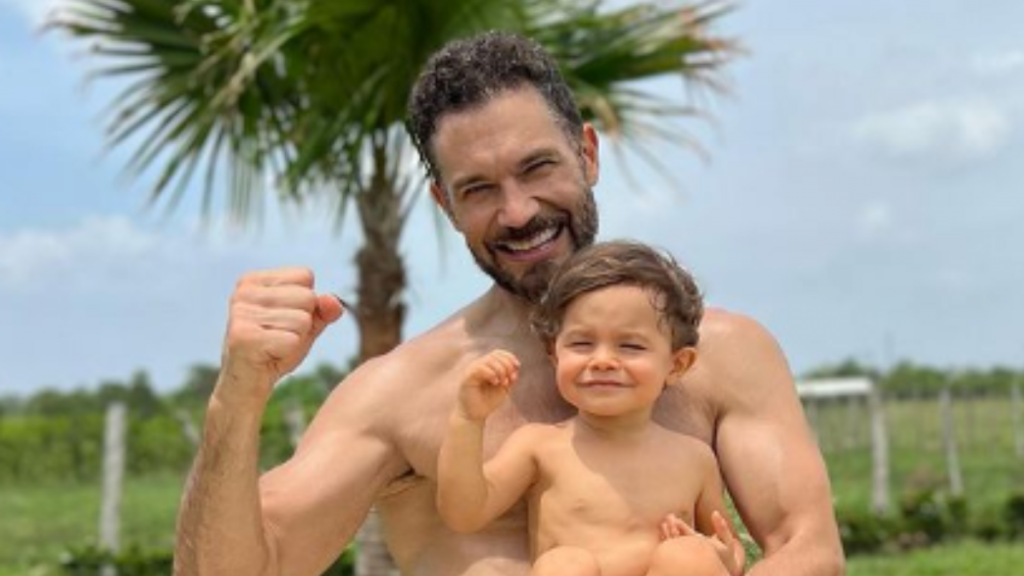 fotos de José Narváez con su hijo pequeño en piscina