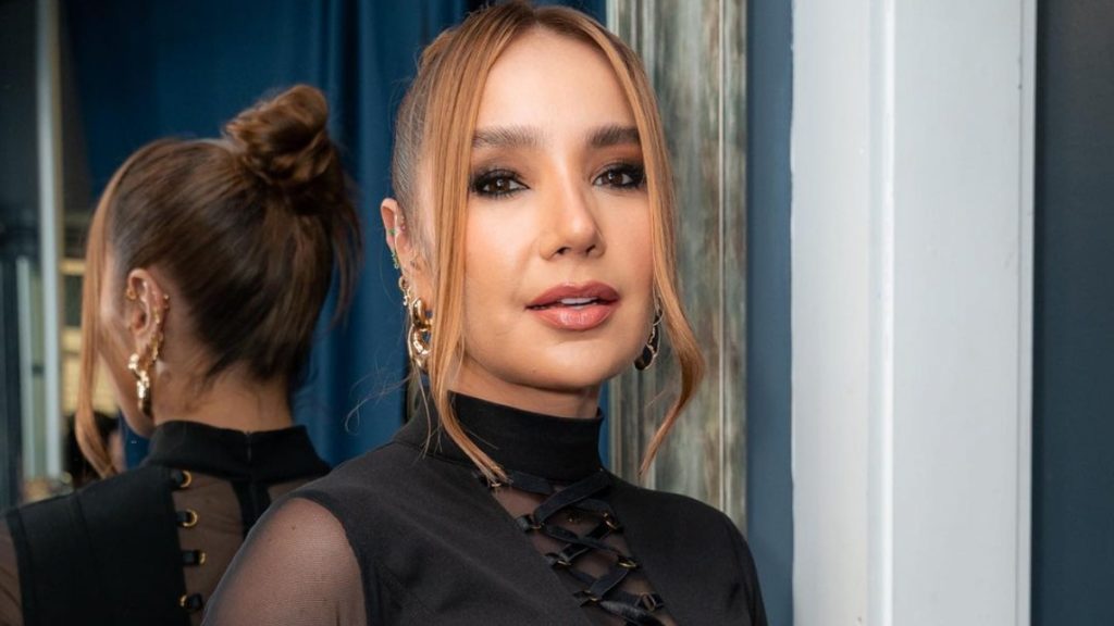 Critican a Paola Jara por su cola