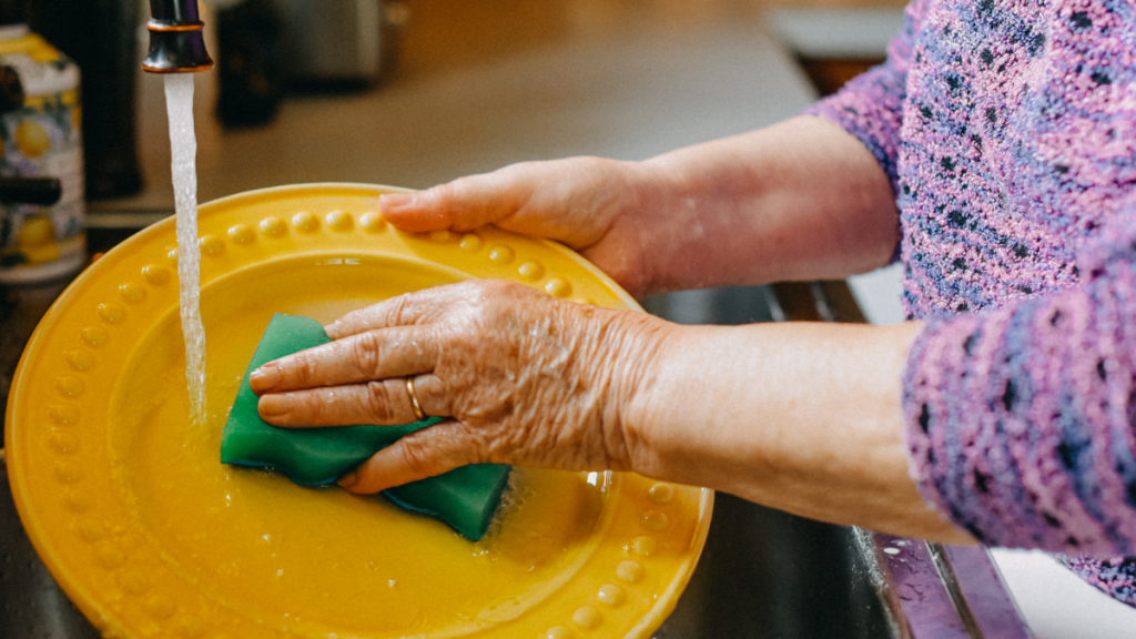 cada cuánto se debe cambiar o lavar la esponja de los platos