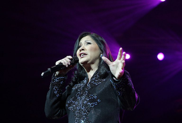 Ana Gabriel detuvo concierto por complicación de salud; este es su ...