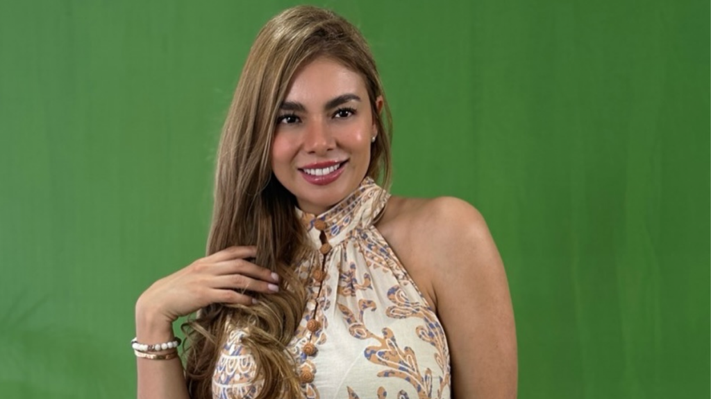 Ella es Carito Sierra, nueva locutora de Bésame que se ha 'robado' el ...