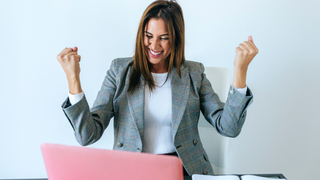5 hábitos de una mujer exitosa, según la IA